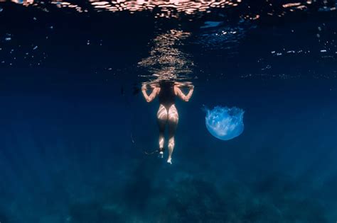 푸른 바다에서 보드와 함께 수영하는 서퍼 여성과 서핑 보드가있는 수중 전망 타히티에 대한 스톡 사진 및 기타 이미지 타히티 25 29세 깊은 Istock