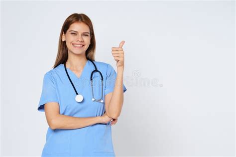 Retrato De Una Joven Y Sonriente Doctora Con Estetoscopio Mostrando Su Pulgar Hacia Arriba