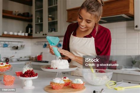 부엌에서 케이크를 장식하면서 휘핑크림을 바르는 자신감 넘치는 여성 페이스트리 셰프 부엌에 대한 스톡 사진 및 기타 이미지 부엌 빵과자류 빵집 Istock
