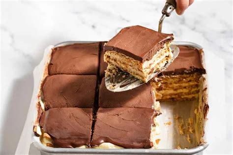 This 5 Ingredient No Bake Cake Tastes Just Like A Chocolate Éclair It