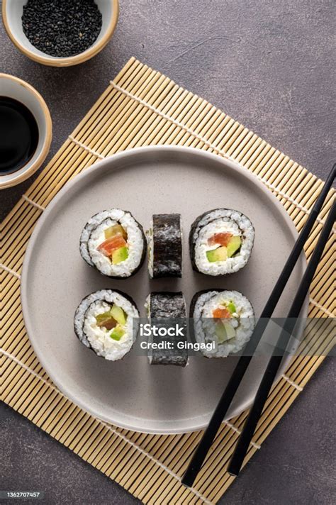 젓가락 간장 둥근 접시에 초밥 생강 연어 아보카도 오이를 곁들인 수제 롤 0명에 대한 스톡 사진 및 기타 이미지 0명 Kappamaki 간장 Istock