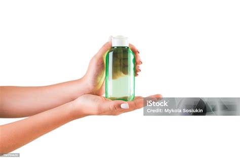 여성 손 들고 크림 병 의 로션 분리 소녀는 흰색 배경에 화장품을 제공 개념에 대한 스톡 사진 및 기타 이미지 개념 건강관리와 의술 건강한 생활방식 Istock