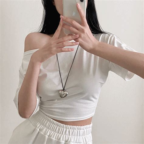 [허리잘록 반팔ver ]메이비 언발 크롭 오프숄더 반팔티셔츠 에이블리