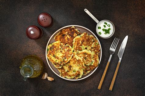 어두운 배경 상단보기에 세라믹 접시에 코티지 치즈와 파를 곁들인 홈메이드 감자 팬케이크 야채로 만든 유럽 요리의 전통 요리 감자 요리에 대한 스톡 사진 및 기타 이미지