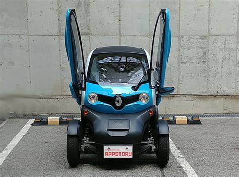 완판된 문이 위로 열리는 차