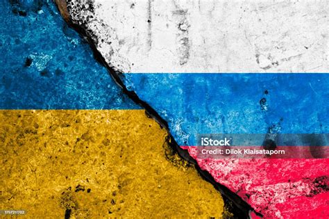 군사 전쟁과 정치 갈등 개념에 대한 러시아 국기와 우크라이나 국기 사이를 분리하는 벽의 균열 우크라이나 국기에 대한 스톡 사진 및 기타 이미지 Istock