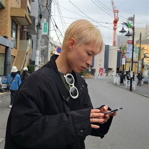 4 삶 태어날 때 어둠 속에서 빛으로 나옴 흰색 죽음 죽을 때 눈을 감으며 영원한 어둠 속으로 감 검은색