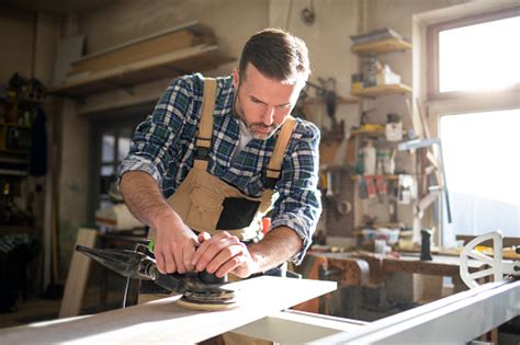 목공 작업장에서 공예 작업을 위해 목공 도구를 사용하는 목수 워크숍에 대한 스톡 사진 및 기타 이미지 워크숍 Diy 개선 Istock
