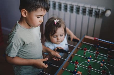El Hermano Mayor Pasa Tiempo De Juego Con Su Hermana Menor Jugando Al Futbol N Juntos Juego De