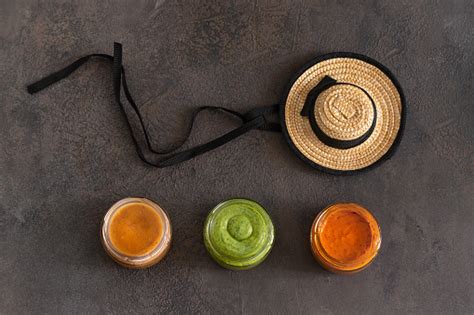 세 유명한 카나리아 섬 소스 모조 피컨 레드 핫 소스 모조 베르데 그린 소스와 알모그로테 치즈와 콘크리트 배경에 전형적인 카나리아 모자 맨 위 보기 고메라에 대한 스톡 사진