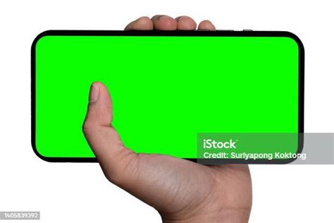 검은 스마트 폰을 들고 사업가 손 현대 모바일 스마트 폰의 모양 얇은 가장자리를 갖도록 설계되었습니다 녹색 화면 배경 클리핑