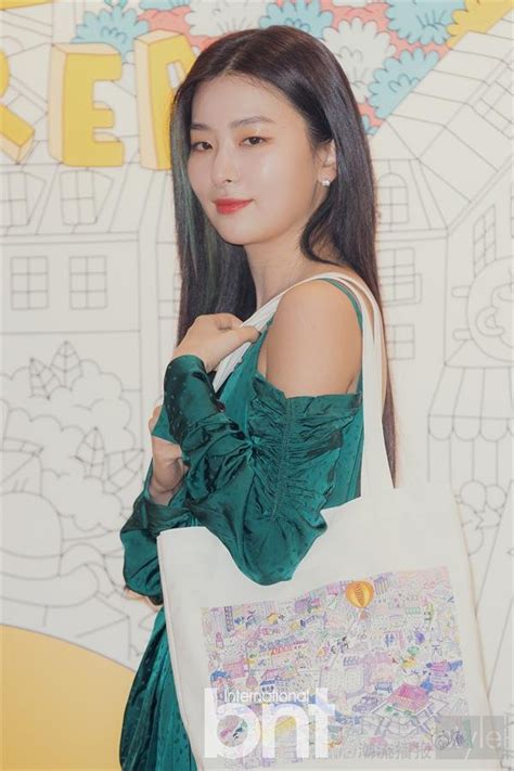 Red Velvet涩琪出席品牌活动 绿色连衣裙衬托女神风范freestyle潮流网