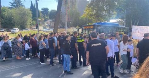 მე 4 სკოლისთვის სასწავლო წელი საპროტესტო აქციით დაიწყო სხვა სკოლას შეკედლებული მოსწავლეები