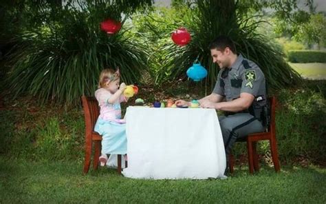 Delegacia Publica Foto De Policial Brincando Com A Filha E Imagem Faz Sucesso Na Web Revista