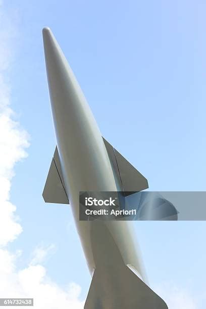 Roket Lengan Besar Di Langit Foto Stok Unduh Gambar Sekarang