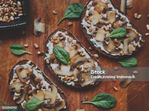 어두운 배경에 나무 보드에 버섯 시금치 마늘 크림 치즈와 소나무 견과류와 맛있는 신선한 브루스케타 0명에 대한 스톡 사진 및 기타 이미지 Istock