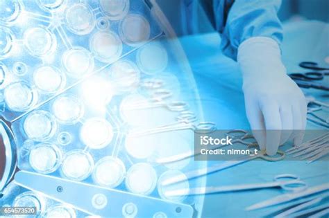 수술실에서 공구와 수술용 램프를 잡는 손으로 자궁경화된 수술 기구의 디테일 샷 0명에 대한 스톡 사진 및 기타 이미지 0명 가위 건강관리와 의술 Istock