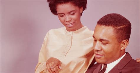 미국 1960년대경 의자에 앉아 있는 커플 잡지 기사를 가리키는 여성 사진 Unsplash의 아프리카 계 미국인