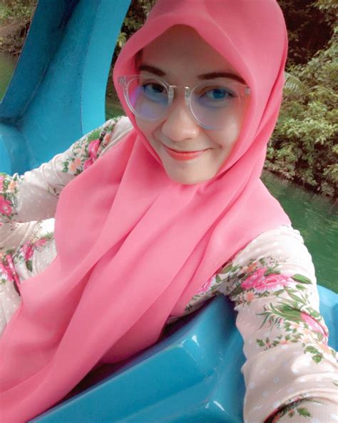 Gambar Mama Muda Genit Pake Hijab Pink Cantikamagz