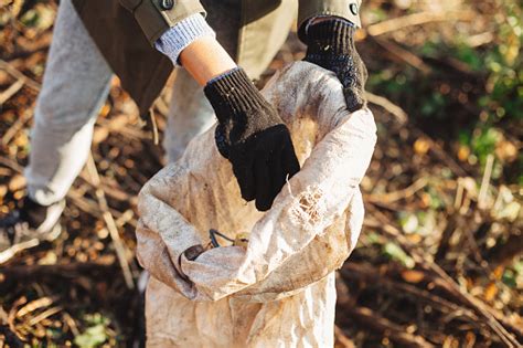 공원에서 더러운 플라스틱 병을 따기 에코 활동가 여자 손 장갑에 쓰레기를 따기 가방에 쓰레기를 수집 일회용 플라스틱에서 자연을