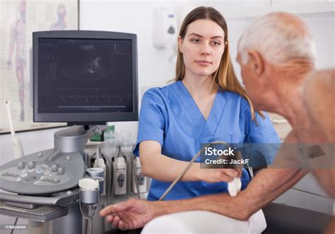 병원에서 환자를 검사하는 초음파 검사를 사용하는 의사 감정에 대한 스톡 사진 및 기타 이미지 감정 건강관리와 의술 긍정적인 감정 표현 Istock