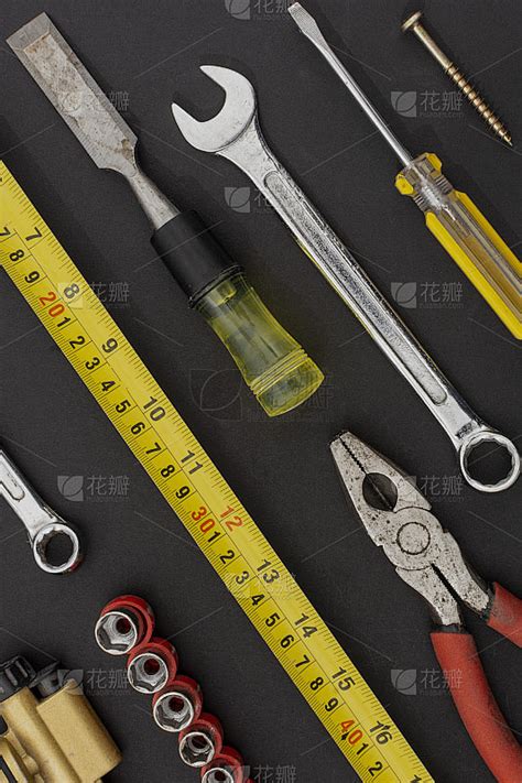 排列在黑色表面上的一组工具