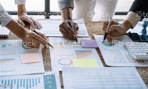 비즈니스 기업 팀 브레인 스토밍 계획 전략 토론 분석 투자 조사 차트로 사무실 책상 문서 사무실에서 3 명에 대한 스톡 사진 및 기타 이미지 Istock