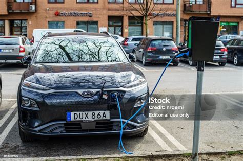 예테보리 거리 주차장에서 현대 코나 신세대 전기 차 충전 전기 연료 및 전력 생산에 대한 스톡 사진 및 기타 이미지 전기