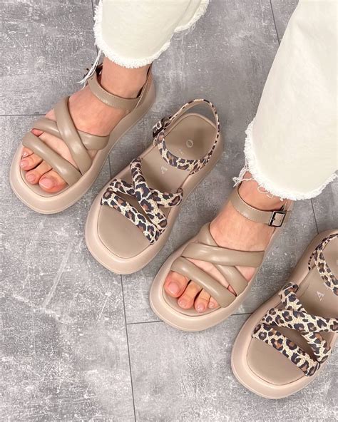 Жіноче взуття кросівки кеди туфлі лофери босоніжки шльопанці On Instagram Босоніжки жіночі