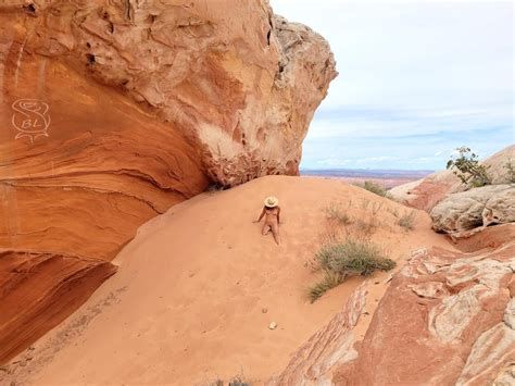 Nakedtravelguide