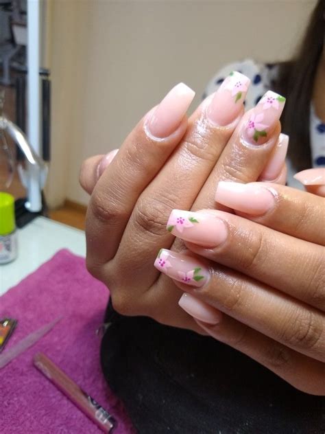 U As De Acr Lico Con Esmalte En Tono Nude Nail Salon Salons Nails Beauty Enamels Nude Nails