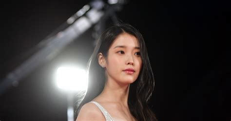 청룡 레드카펫 밟는 아이유[포토]