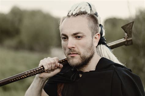 흥미로운 젊은 남자가 신뢰할 수없는 양식에 일치시키는 현대 의상을 입은 도끼를 가진 바이킹을 묘사합니다 30 34세에 대한 스톡 사진 및 기타 이미지 Istock