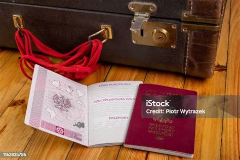 나무 테이블에 폴란드어 여권과 여행 가방 해외 여행 전에 여행자를위한 액세서리 밝은 배경 가방에 대한 스톡 사진 및 기타 이미지 Istock