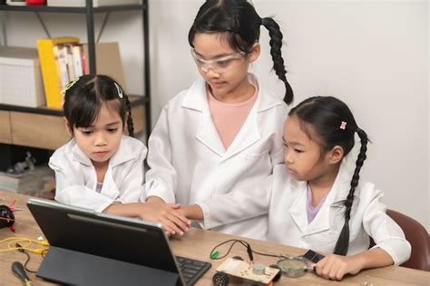 Premium Photo Asian Littlle Girl Constructing And Coding Robot At