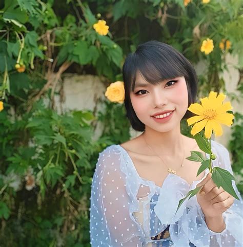 ကိုယ့်ညီမလေး အိမ်အလည်လာတုန်းလေး 😍😍စံပယ်အဖြူလေးနဲ့ နှင်းဆီ ပန်းရောင