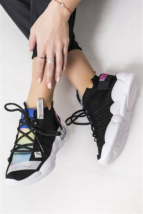 Дамски маратонки с ефектен дизайн