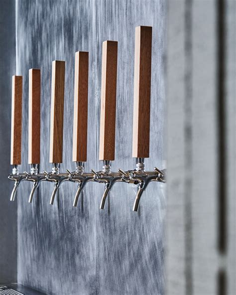 박봉담 박봉담 양조장 맥주 맥주 마시기 딱 좋은 날씨 오늘 가장 잘 어울리는 두 잔 ① 박봉담 쌀 맥주 47 •양조 전용 쌀 설갱미‘로 만든 뉴 잉글랜드