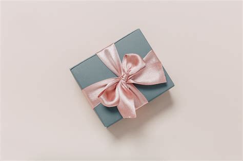 베이지색 표면에 금색과 분홍색 리본으로 종이에 싸여 아름 다운 선물 상자 복사 공간이 있는 평면도 갈색에 대한 스톡 사진 및 기타 이미지 Istock