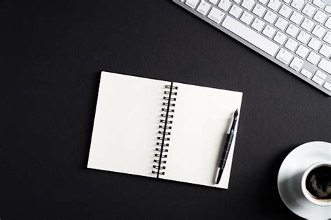 빈 종이 메모장 펜 Pc 키보드 커피 한 잔이있는 블랙 오피스 데스크 테이블 복사 공간 플랫 레이가 있는 상단 뷰입니다 우아한 작업 공간 비즈니스 개념 0명에 대한 스톡