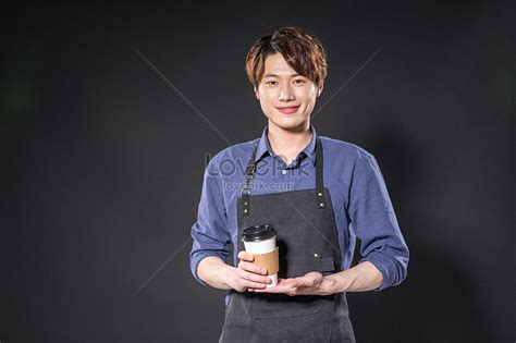 커피를주는 바리 스타 사진 무료 다운로드 Lovepik