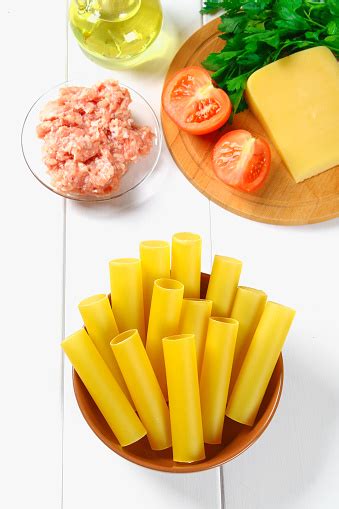 Cannelloni 이탈리아어 파스타입니다 소 소 원시 튜브 재료 요리 파 르 마 치즈 토마토에 둘러싸인 다진 흰 나무 테이블에 고기 최고의 볼 수 있습니다 공간에 복사