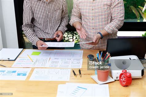 그래픽 디자이너는 휴대 전화 컴퓨터 모바일을위한 Ux Ui 디자이너 계획 응용 프로그램 템플릿 레이아웃 프레임 워크와 함께 작동 개념에 대한 스톡 사진 및 기타 이미지