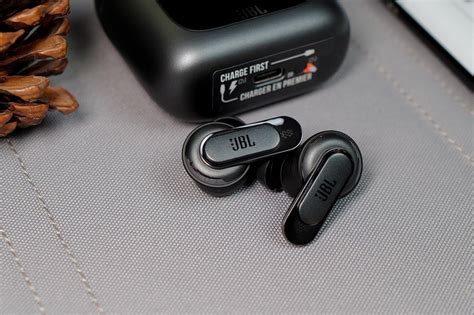 Đánh giá tai nghe JBL Tour Pro 2 Tai nghe đầu tiên có màn hình cảm ứng
