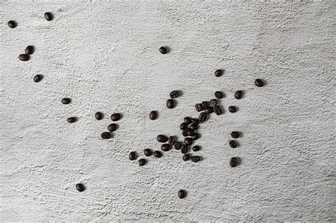 구운 콩 근처의 컵에 맛있는 커피의 최고 전망은 흰색 배경에 확산 텍스트의 카피스페이스가 있는 뷰를 맨 위로 볼 수 있습니다 걷기에 대한 스톡 사진 및 기타 이미지 Istock