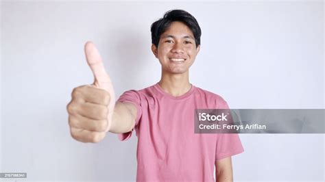 흥분하고 미소 짓는 아시아 남자 엄지 손가락을 치켜 올리는 20 24세에 대한 스톡 사진 및 기타 이미지 20 24세 감정 개념 Istock