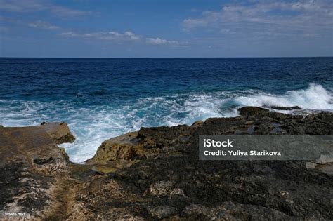 푸른 바다 파도와 하얀 거품 몰타 섬의 돌 해변 모래 해변 없음 여름 휴가 테두리 프레임 개념입니다 열대 섬 휴가 배경 관광 여행 배너 디자인 서식 파일입니다 0명에 대한