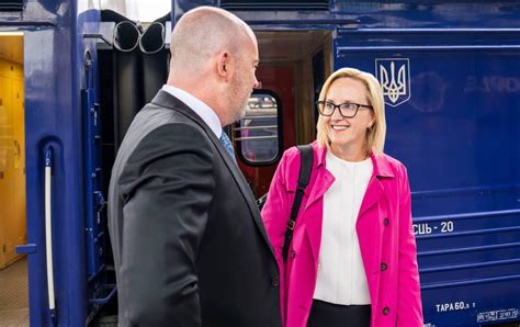 Укрзалізниця Раді вітати у столиці України нову тимчасову повірену у справах США — Джулі С