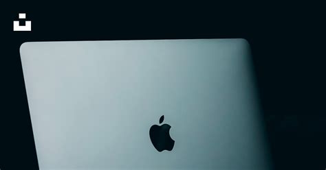 검은 사과가 있는 흰색 사각형 사진 Unsplash의 무료 컴퓨터 이미지