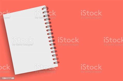 빈 종이 메모장 참고 하거나 생활의 배경에 대 한 나선형 와이어와 산호 색깔 텍스트에 대 한 공간을 복사 합니다 교육 비즈니스 또는 다른 개념 0명에 대한 스톡 사진 및